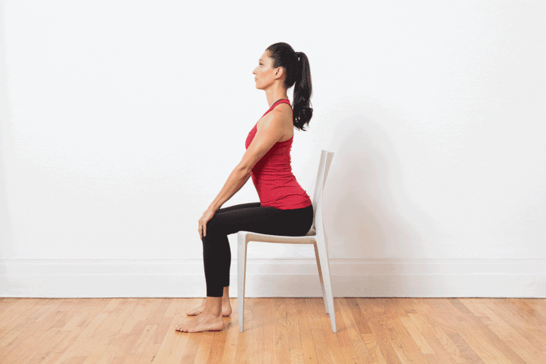 10 stoel yogahoudingen die je thuis kunt doen - Body Mind Spirit